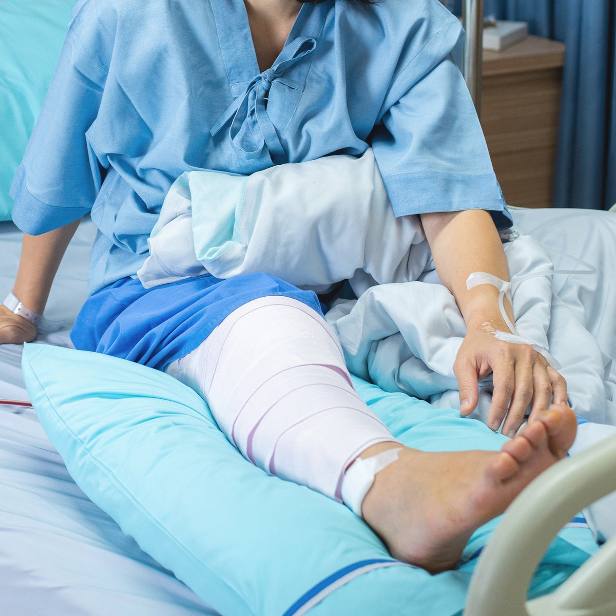 How to Sleep After ACL Surgery – Sleep Again Pillows